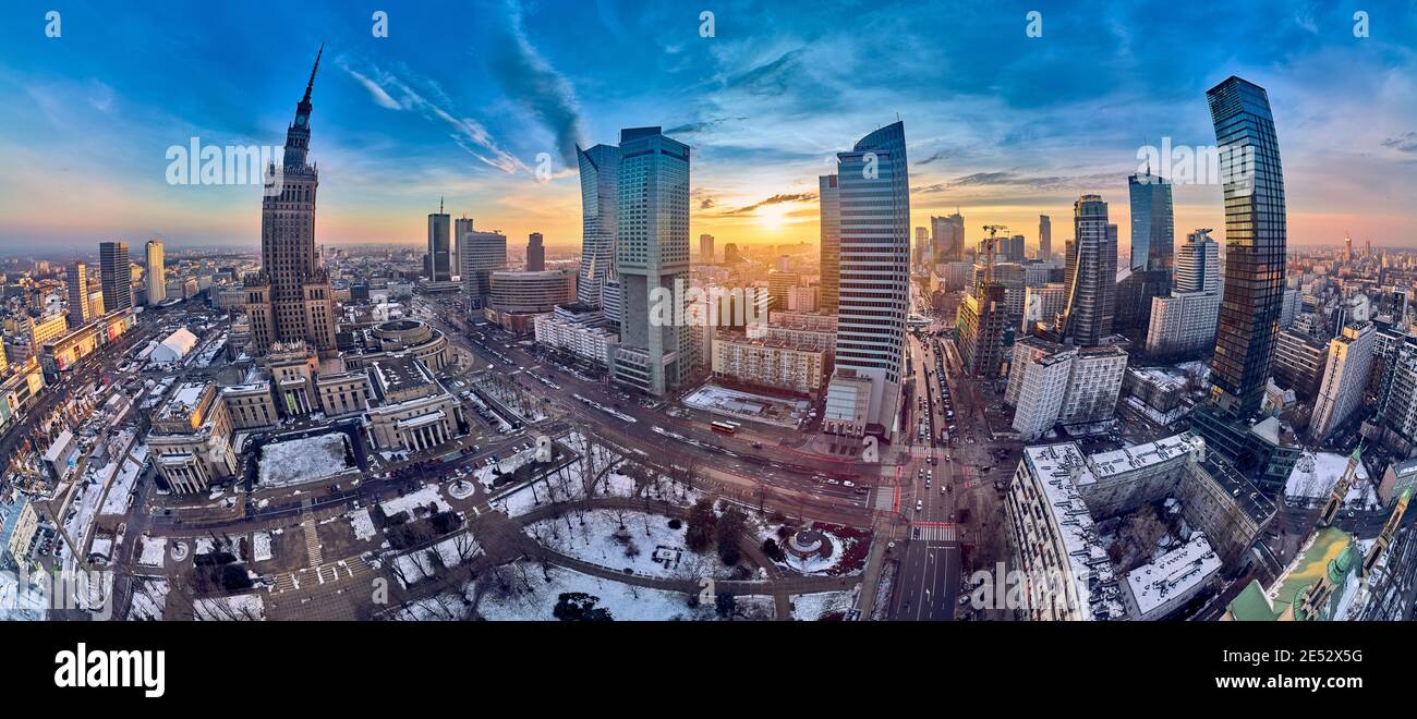 Vue panoramique sur les gratte-ciel de Varsovie, PKiN et Varso Tower ...