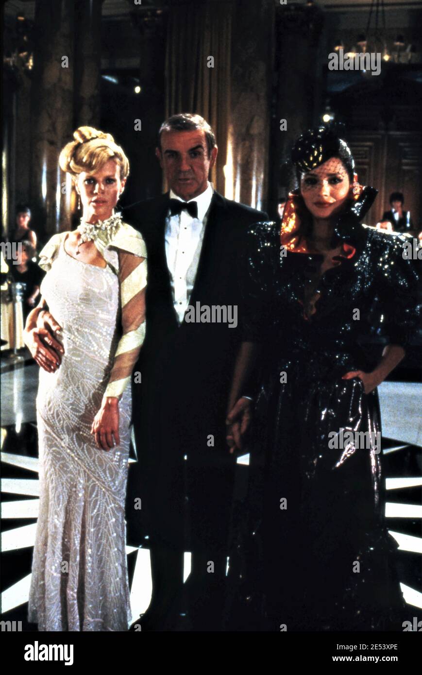 Barbara carrera james bond Banque de photographies et d’images à haute ...