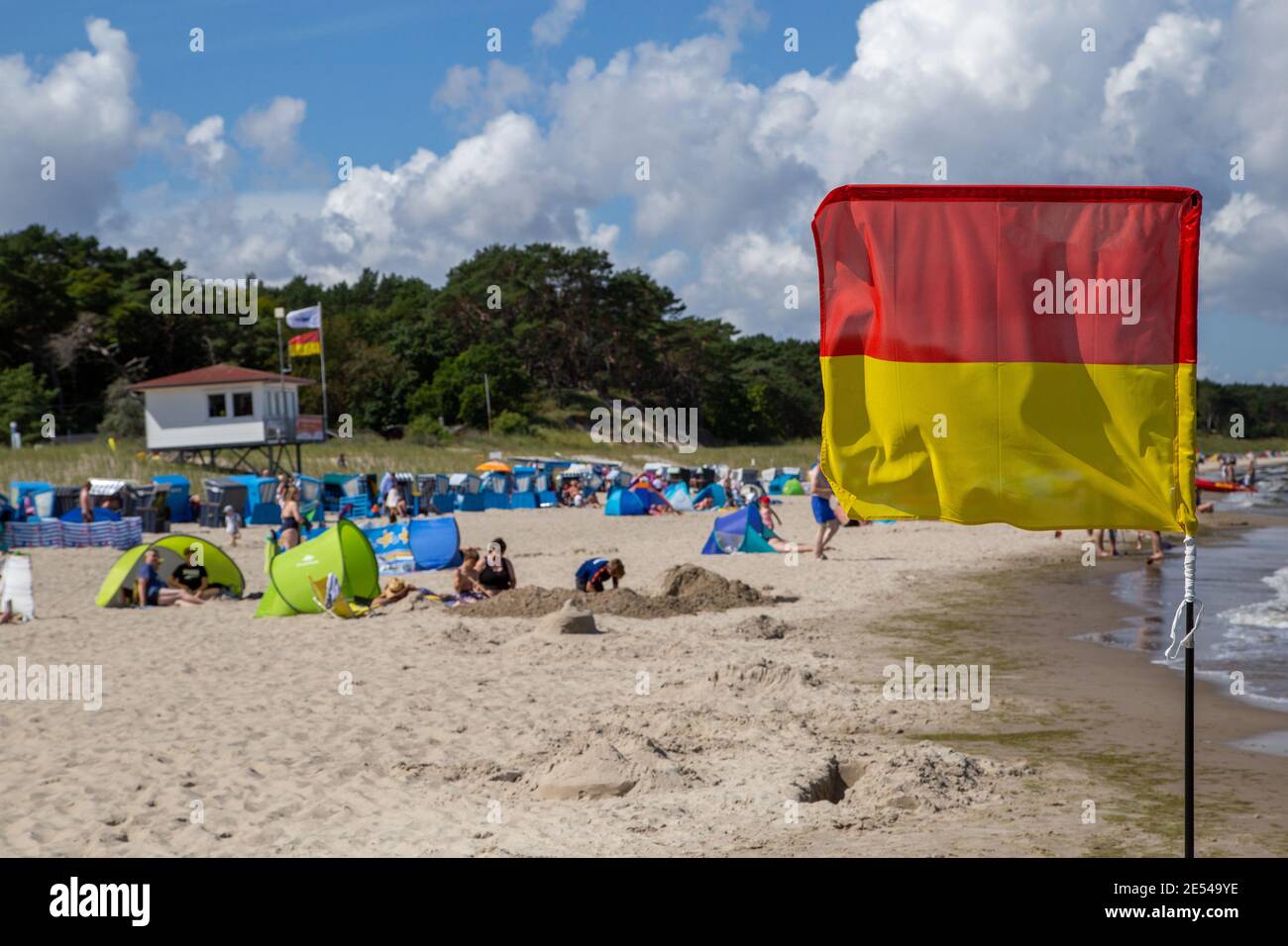 Drapeau rouge et jaune Banque de photographies et d’images à haute ...