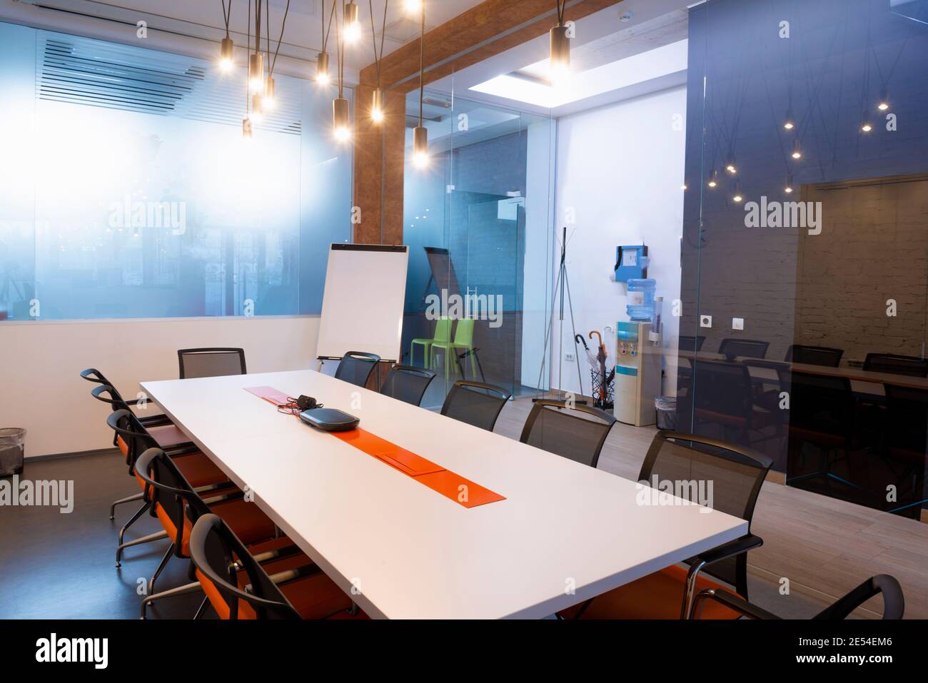 Table de conférence moderne dans une salle de réunion d'une entreprise ...