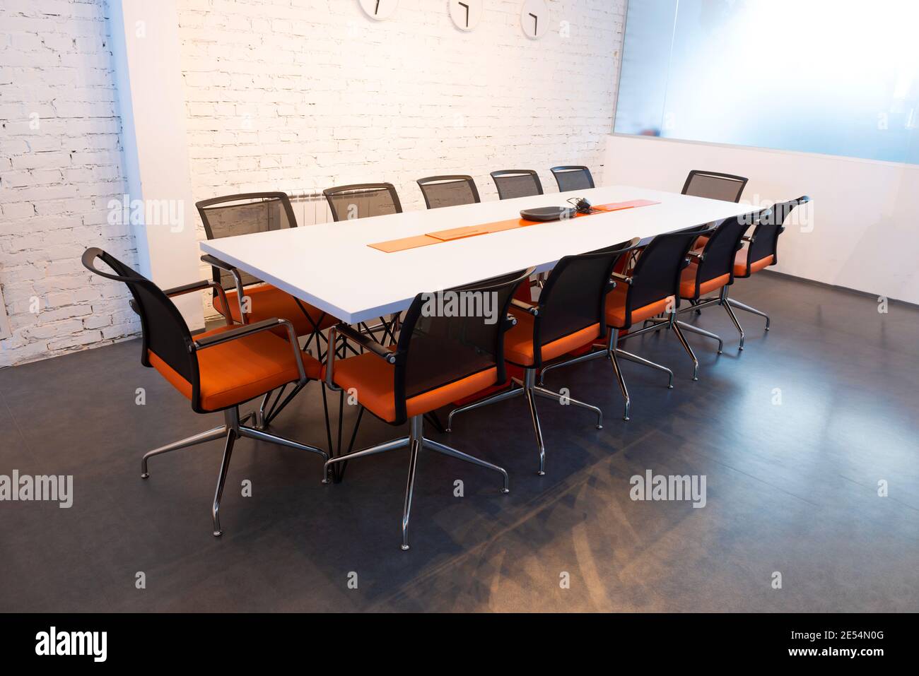 Table de conférence moderne dans une salle de réunion d'une entreprise ...