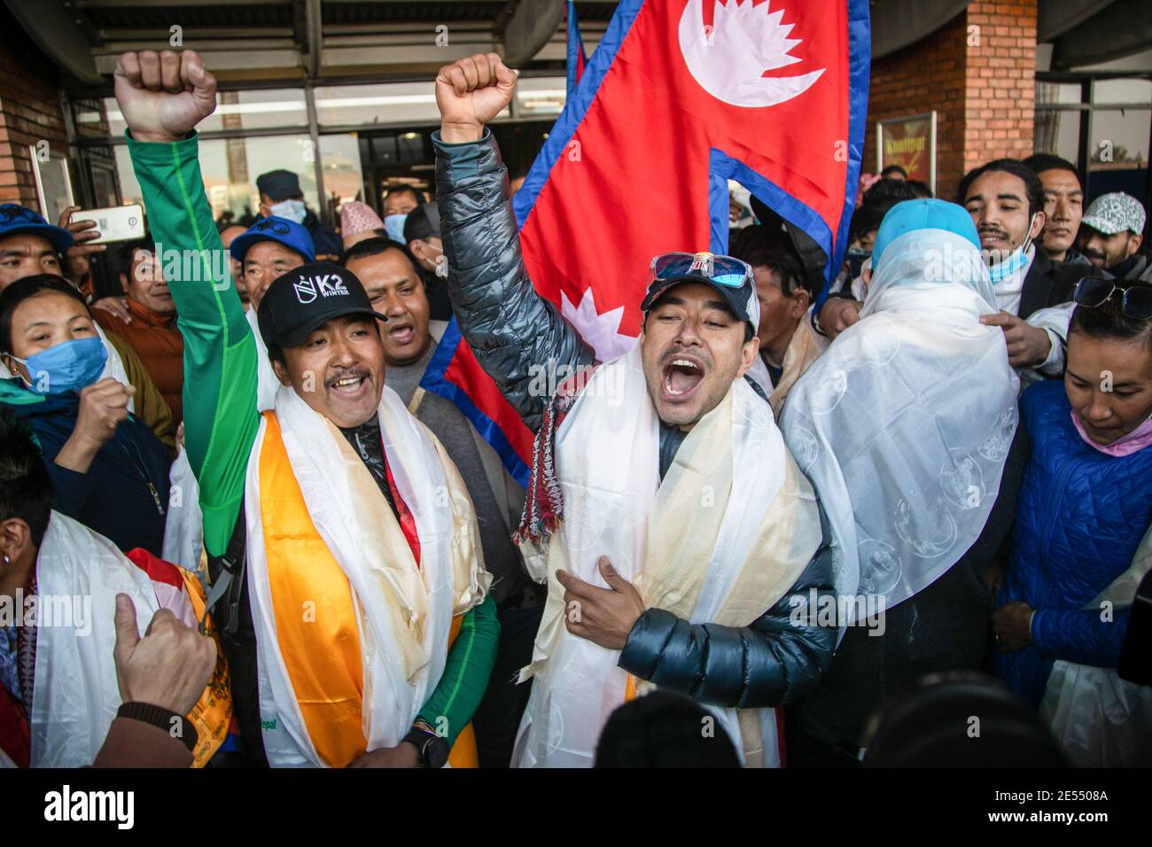 L'équipe d'alpinisme népalaise qui est devenue la première à monter à l ...