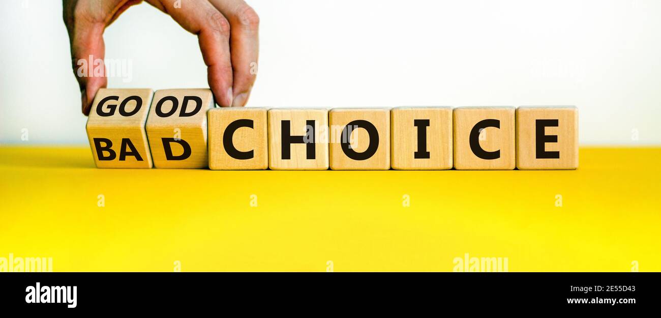 Symbole bon ou mauvais choix. Homme d'affaires transforme des cubes en ...
