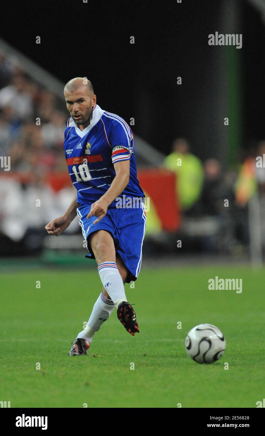 Zinedine zidane france controls ball Banque de photographies et d ...