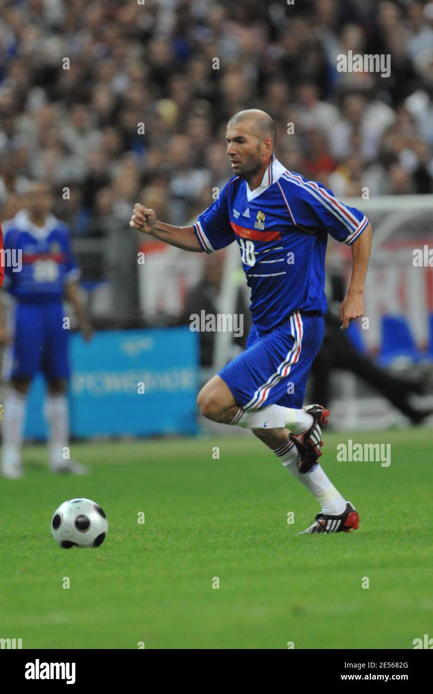 Zinedine zidane france controls ball Banque de photographies et d ...