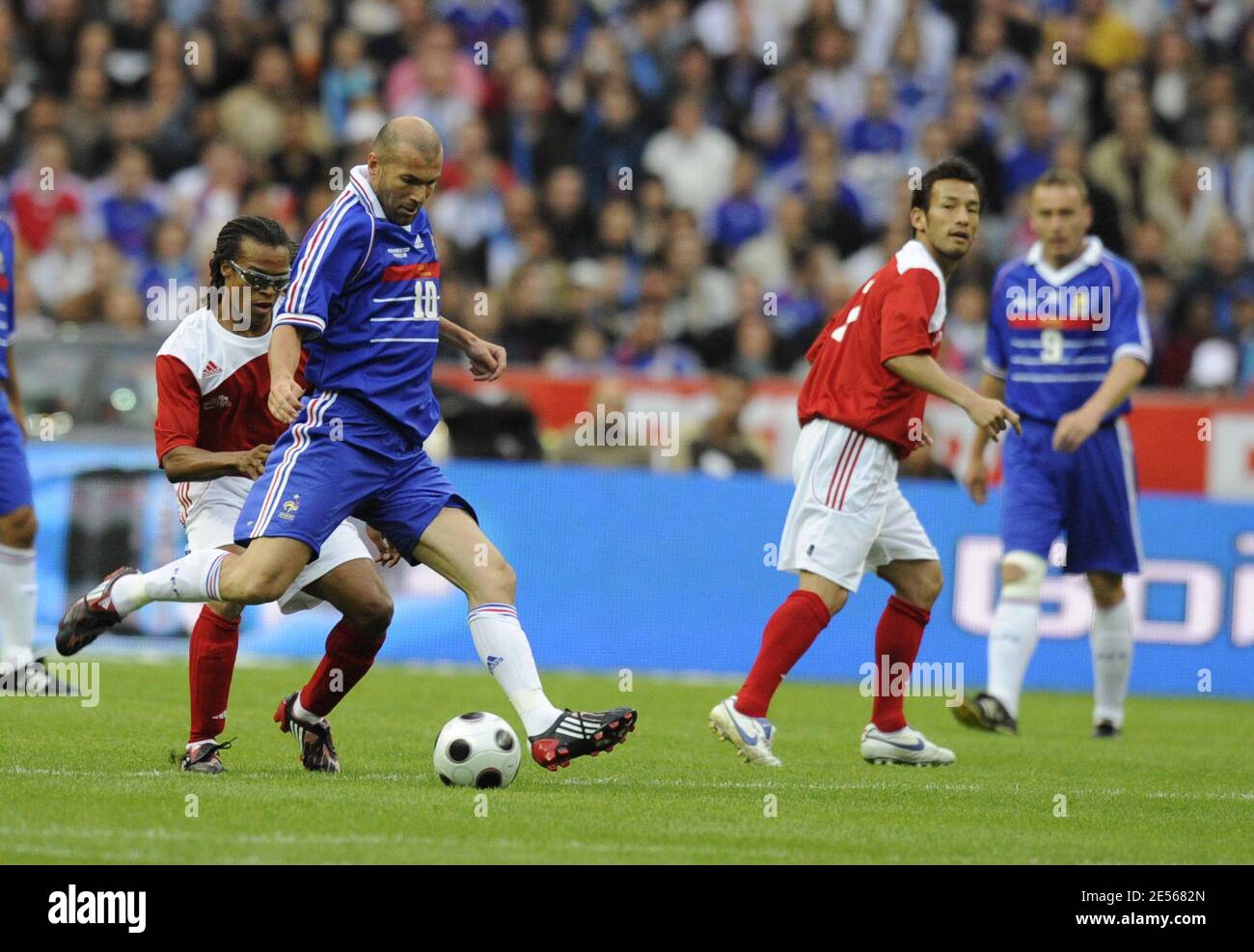 Zinedine zidane france controls ball Banque de photographies et d ...