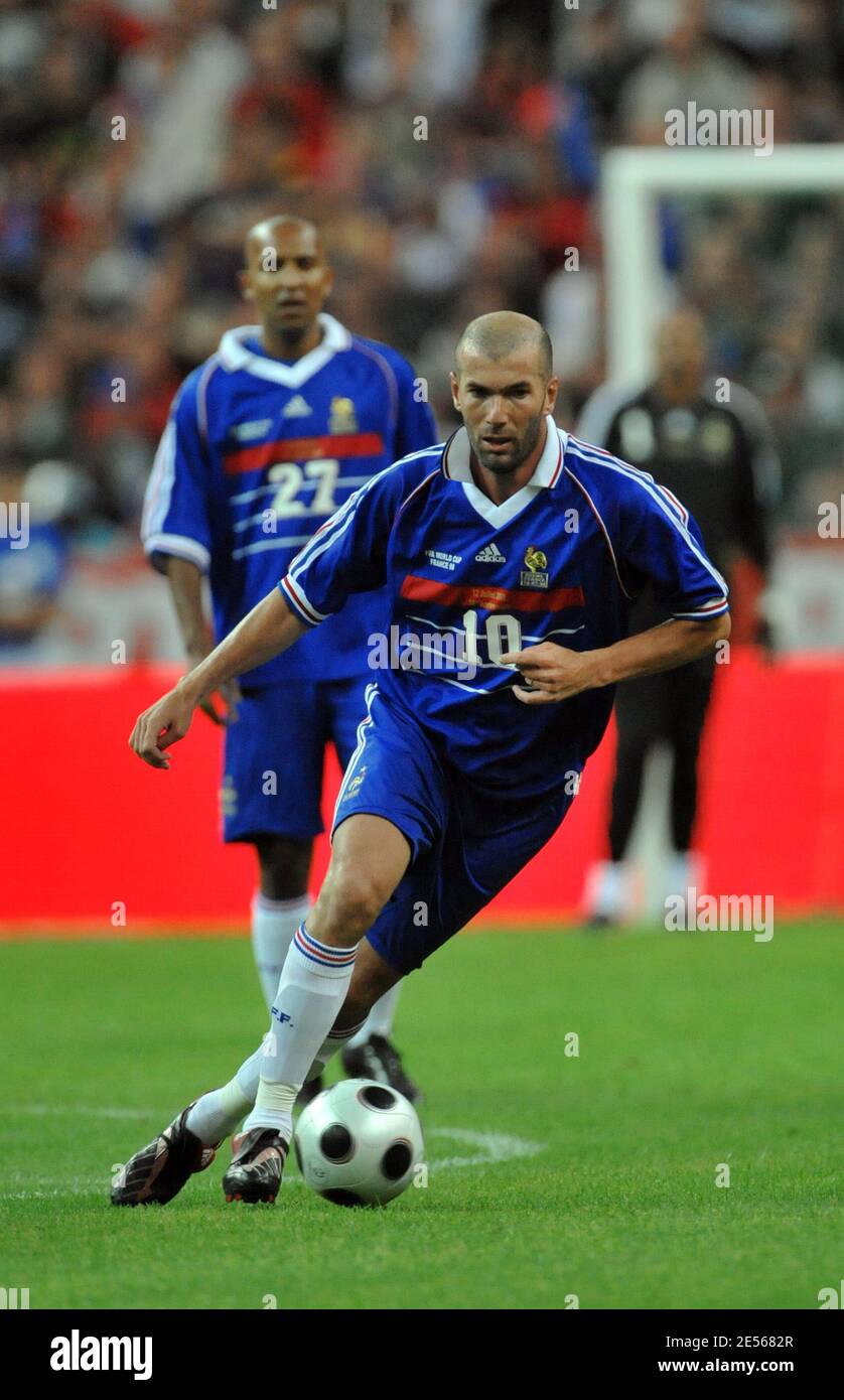 Zinedine zidane france controls ball Banque de photographies et d ...