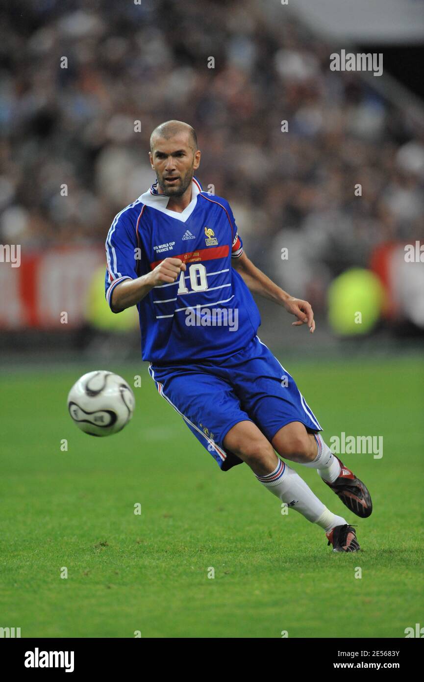 Zinedine zidane france controls ball Banque de photographies et d ...