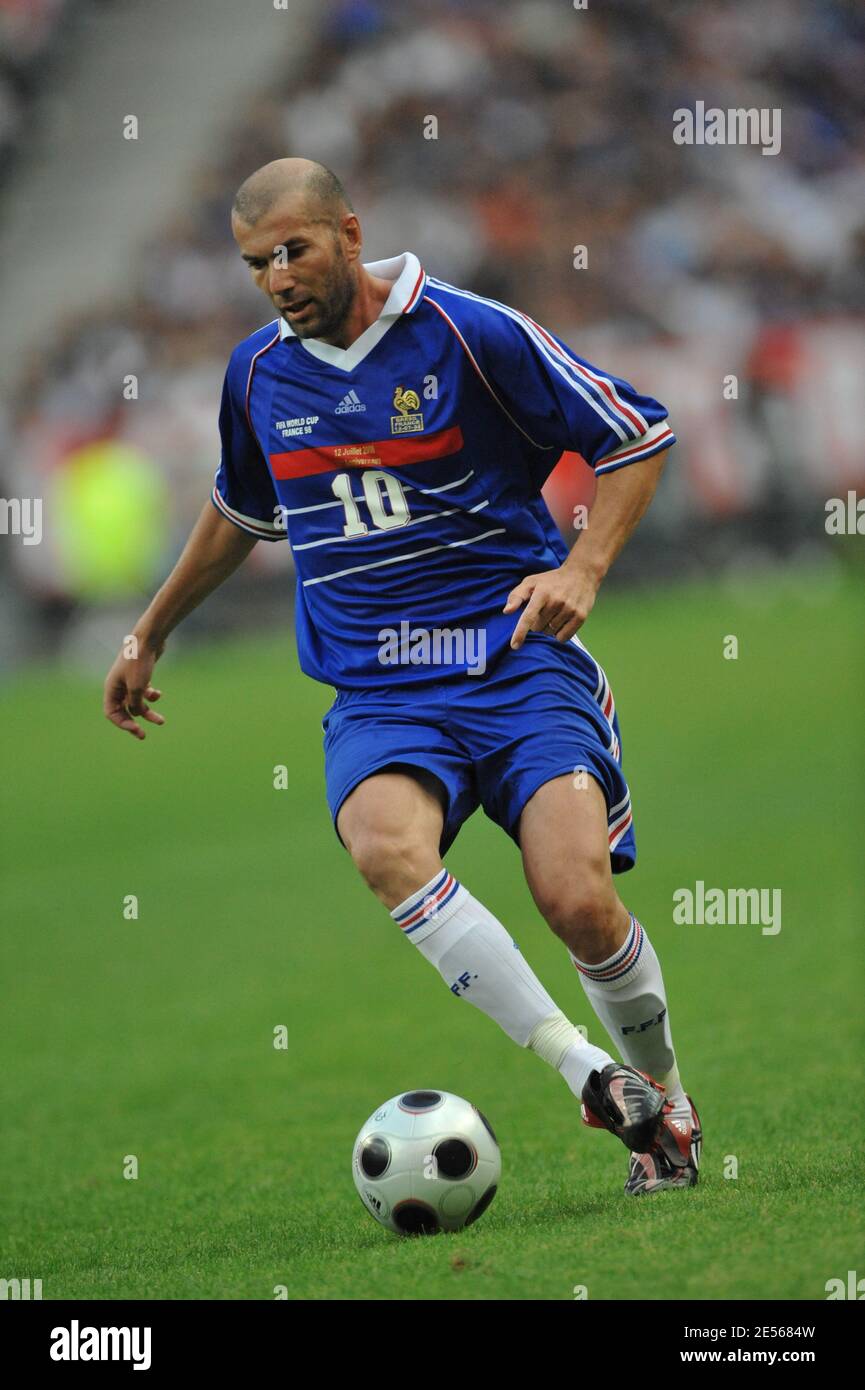 Zinedine zidane france controls ball Banque de photographies et d ...