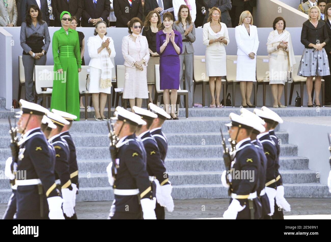 Qatari Emir Sheikh Hamad Bin Khalifa al-Thani épouse Sheikha Moza Bint ...