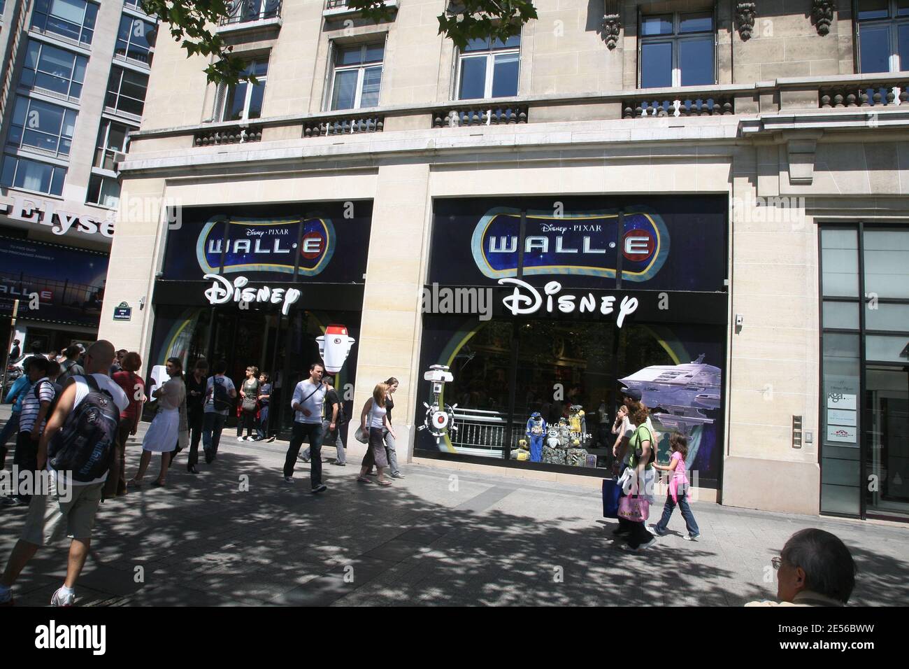 Disney store in elysees paris Banque de photographies et d’images à ...