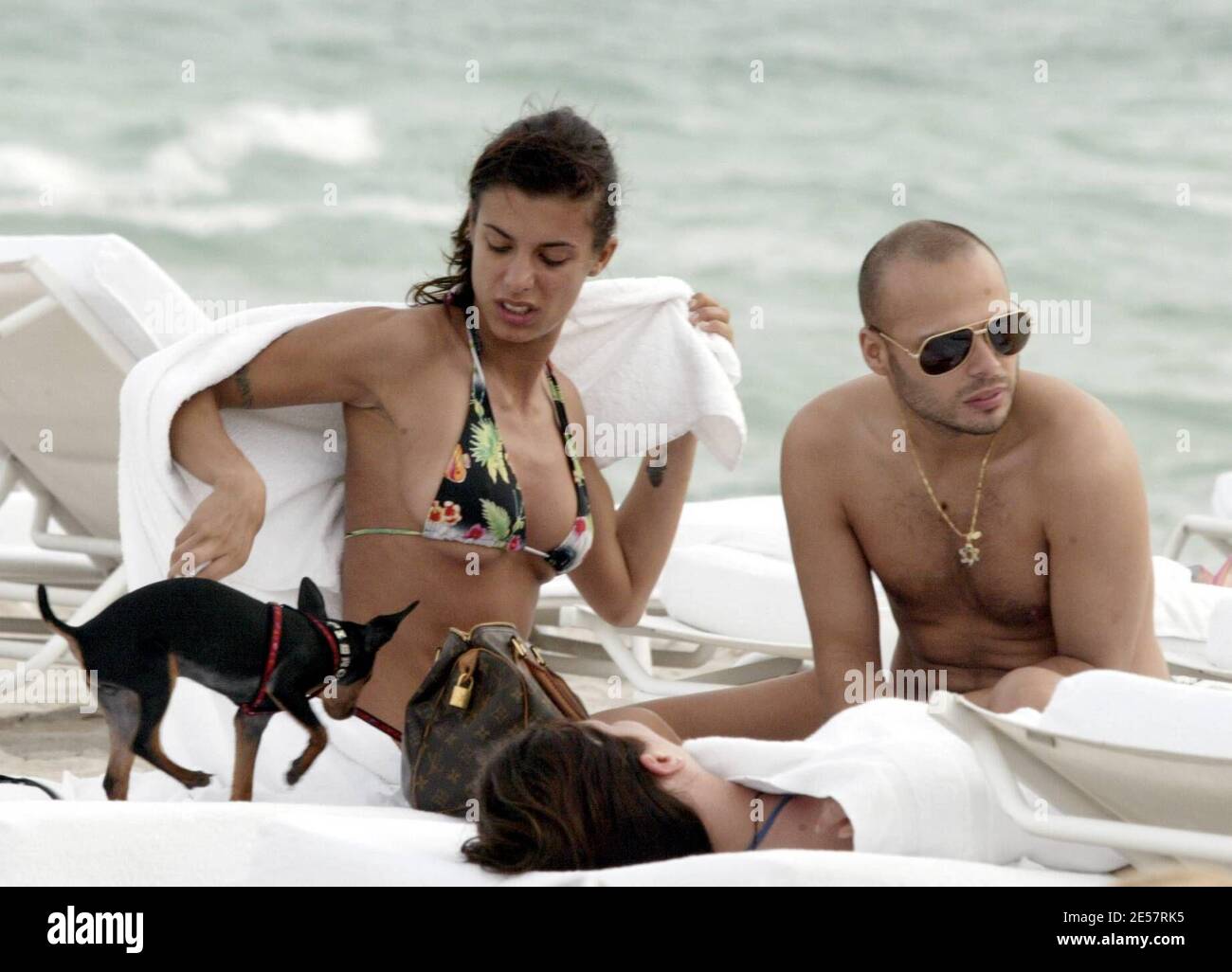 Elisabetta Canalis se détend avec son cooque et ses pals sur la plage à Miami, FL. Canalis ...