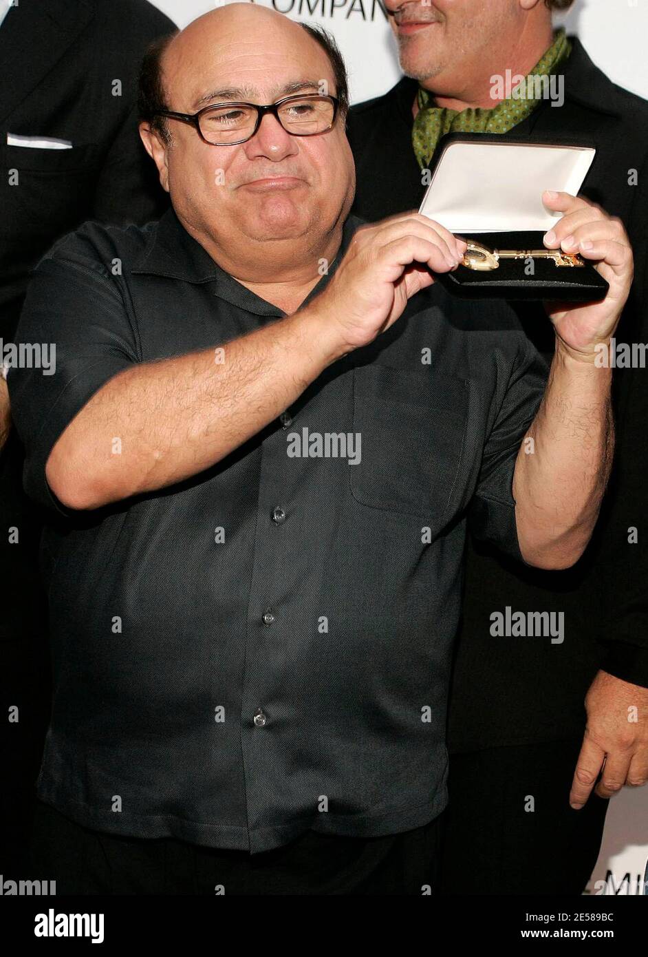 Danny DeVito, co-propriétaire, a la clé de la ville lors de l'ouverture ...
