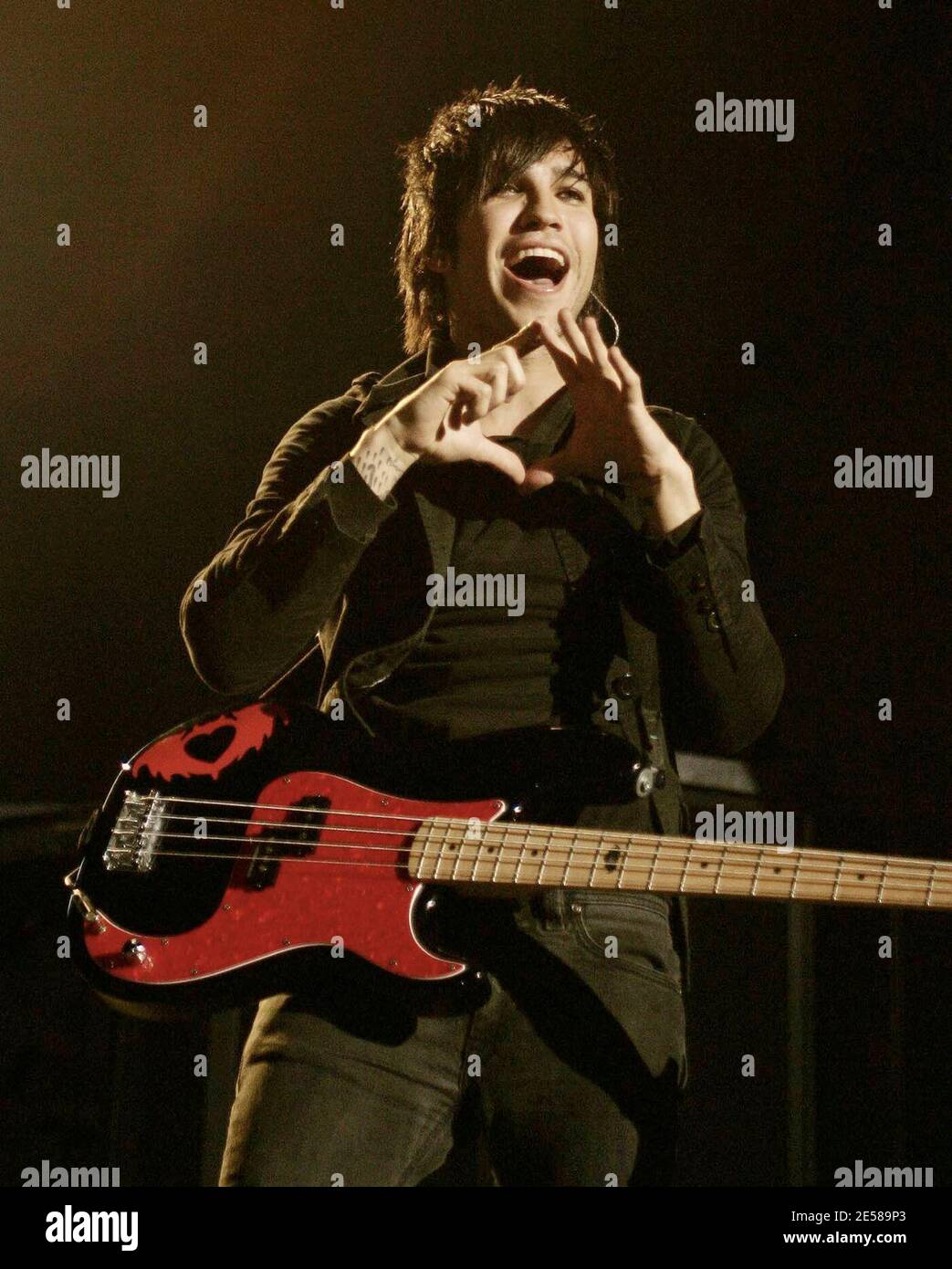 Peter Wentz de Fall Out Boy se produit en concert à l'amphithéâtre ...