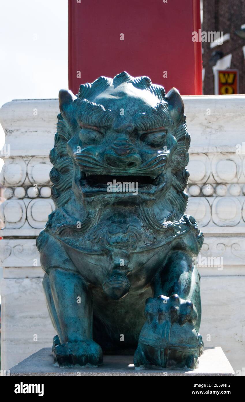 Lion bronze statue Banque de photographies et d’images à haute ...