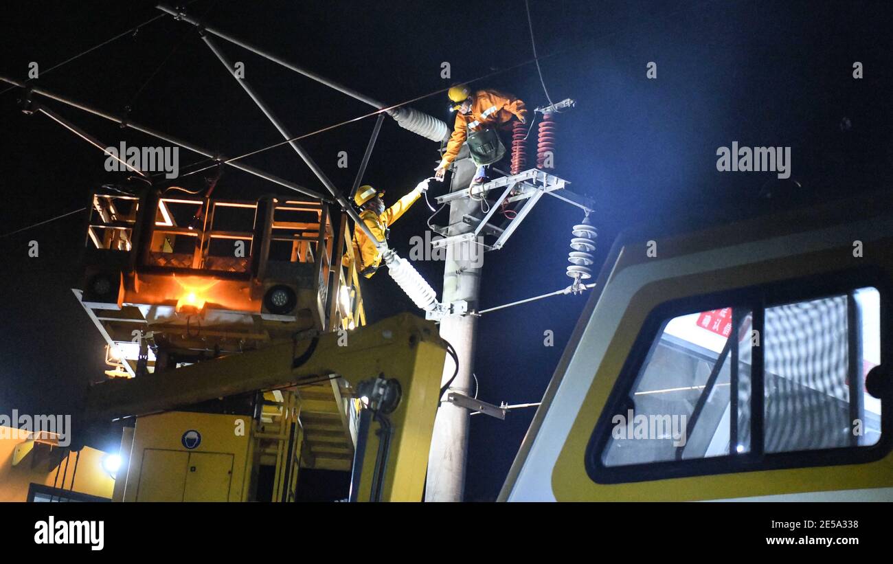 Guigang. 25 janvier 2021. Les travailleurs inspectent le système de ligne aérienne d'une section ...