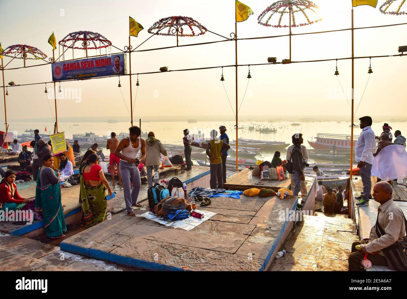Ghats ganges river varanasi Banque de photographies et d’images à haute ...