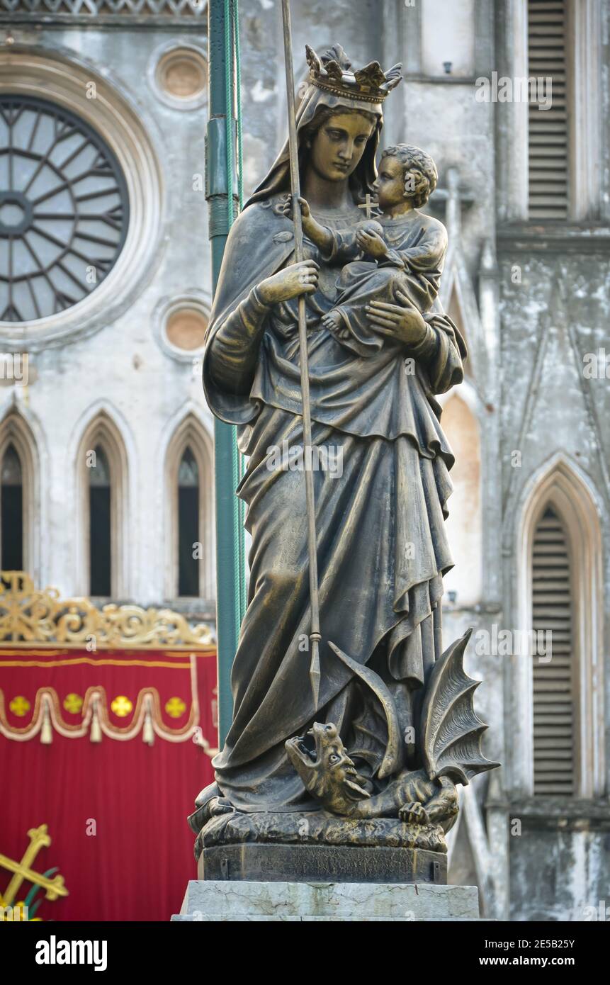 Une statue de la Vierge Marie à l'extérieur de la cathédrale Saint ...