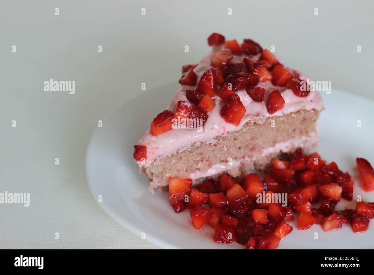Tranche de gâteau à la fraise avec glaçage au fromage à la crème à la ...