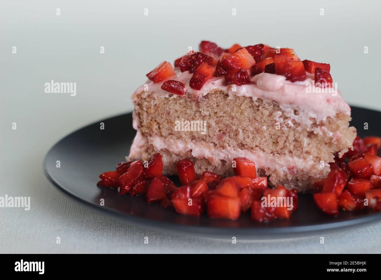 Tranche de gâteau à la fraise avec glaçage au fromage à la crème à la ...