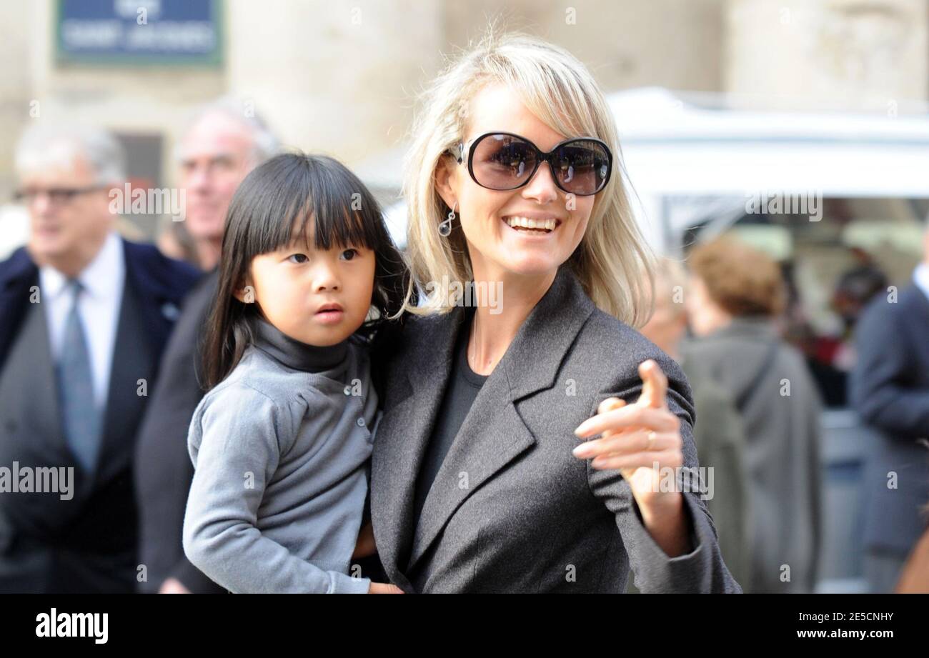Laeticia Hallyday et sa fille Jade assistent aux funérailles de ...