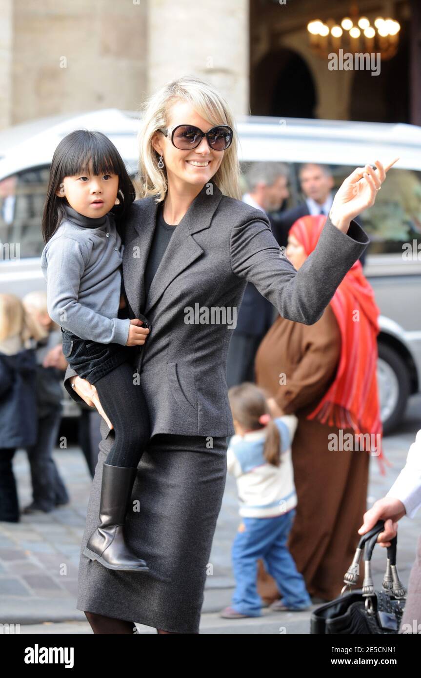 Laeticia Hallyday et sa fille Jade assistent aux funérailles de ...