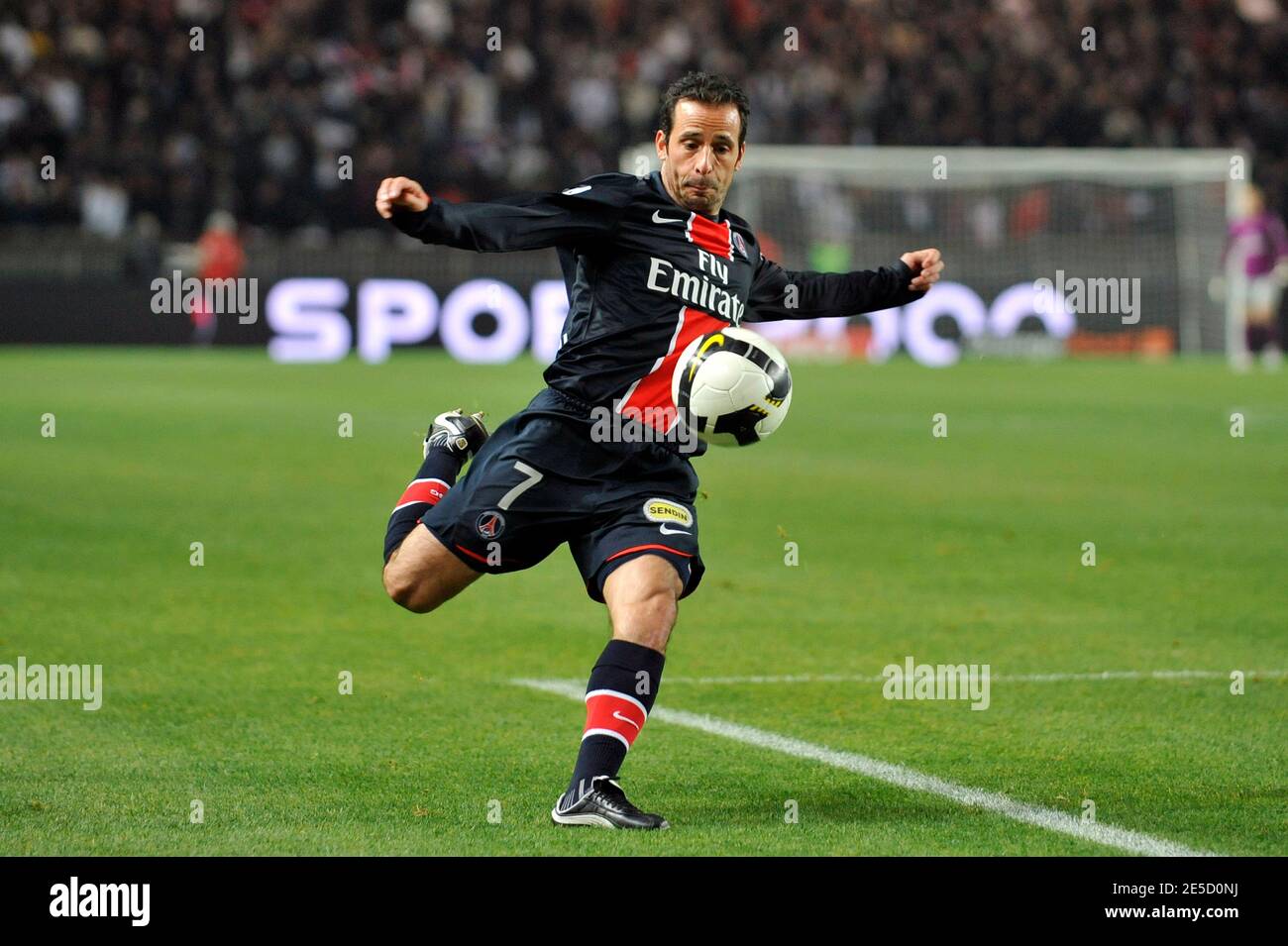 Ludovic Giuly, du PSG, prend un coup de pied lors du match de football ...