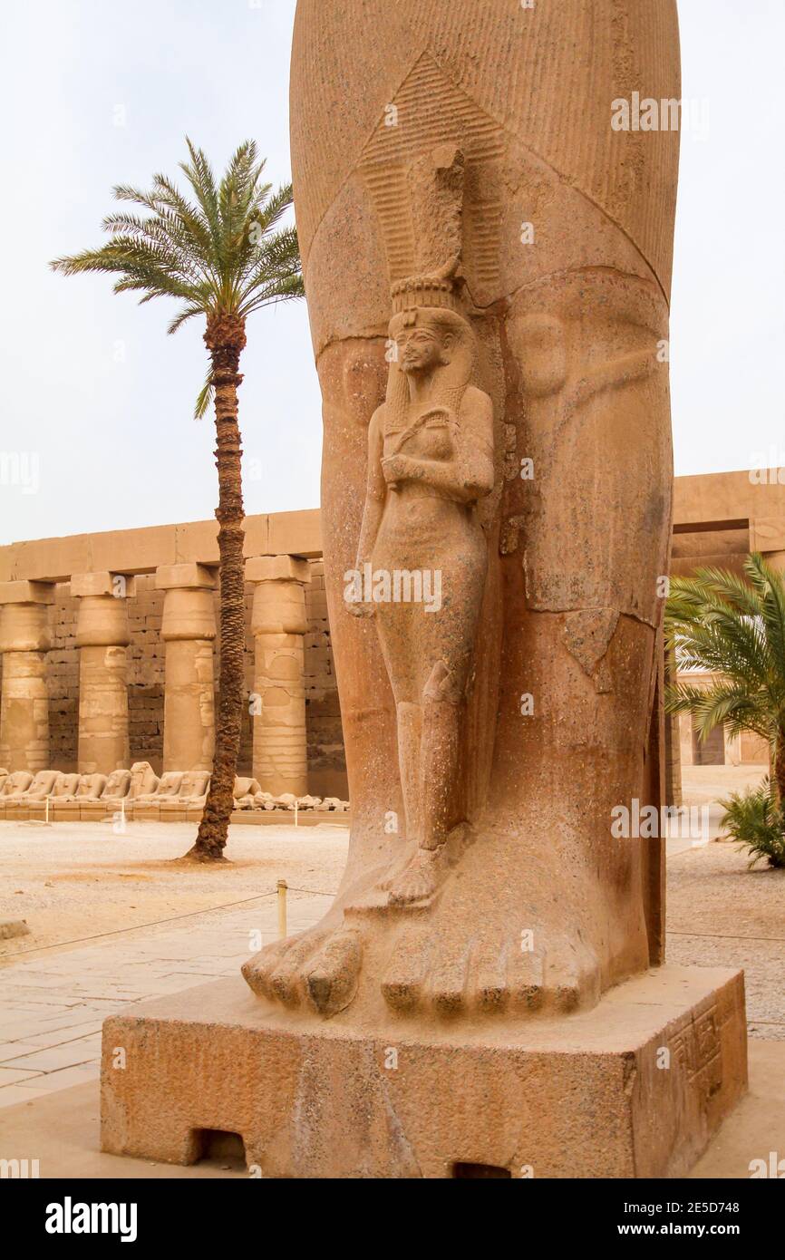 Statue d'un petit pharaon sous les pieds d'une plus grande statue ...