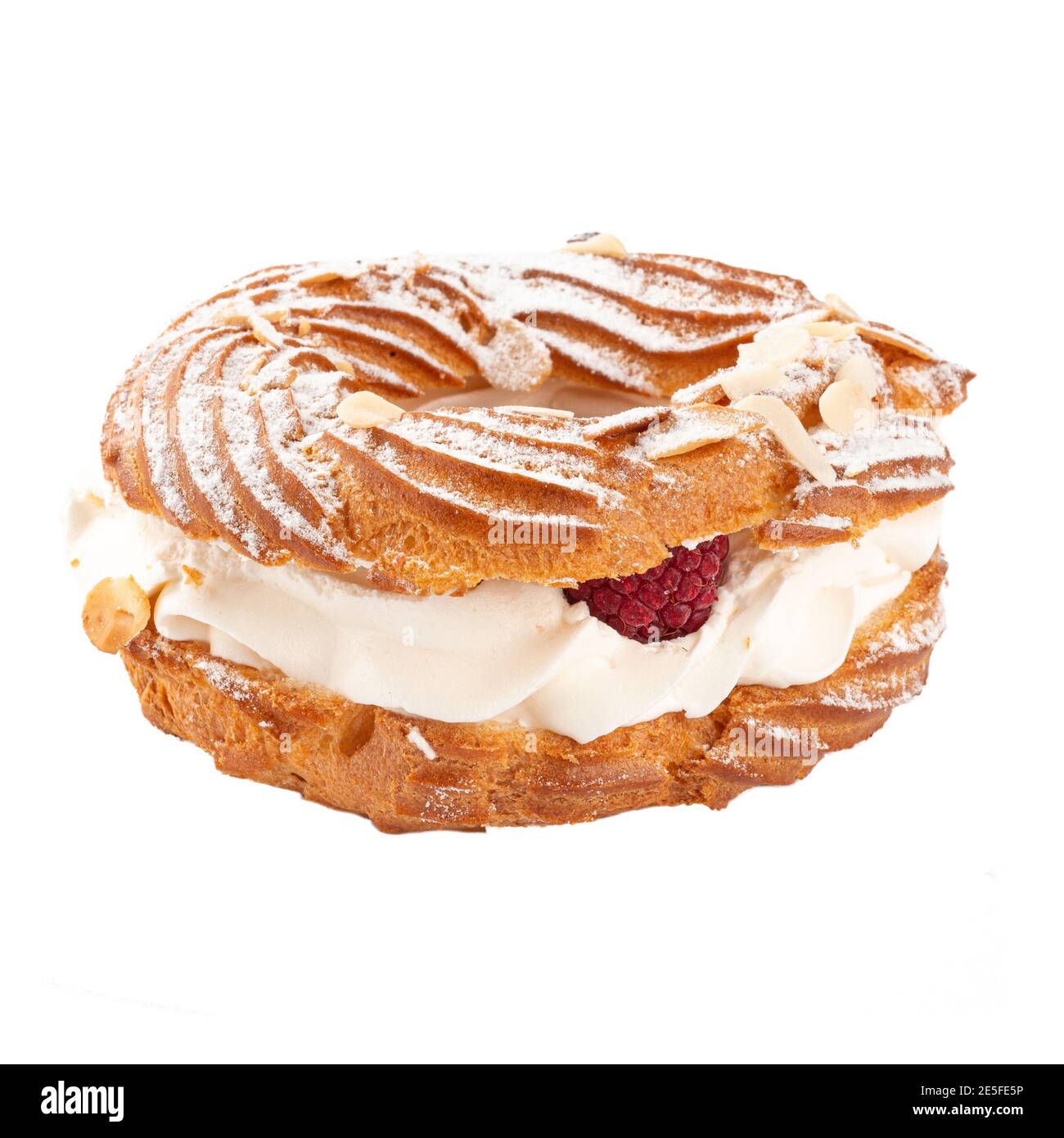 Gâteau Paris-Brest isolé à la crème et à la framboise Photo Stock - Alamy