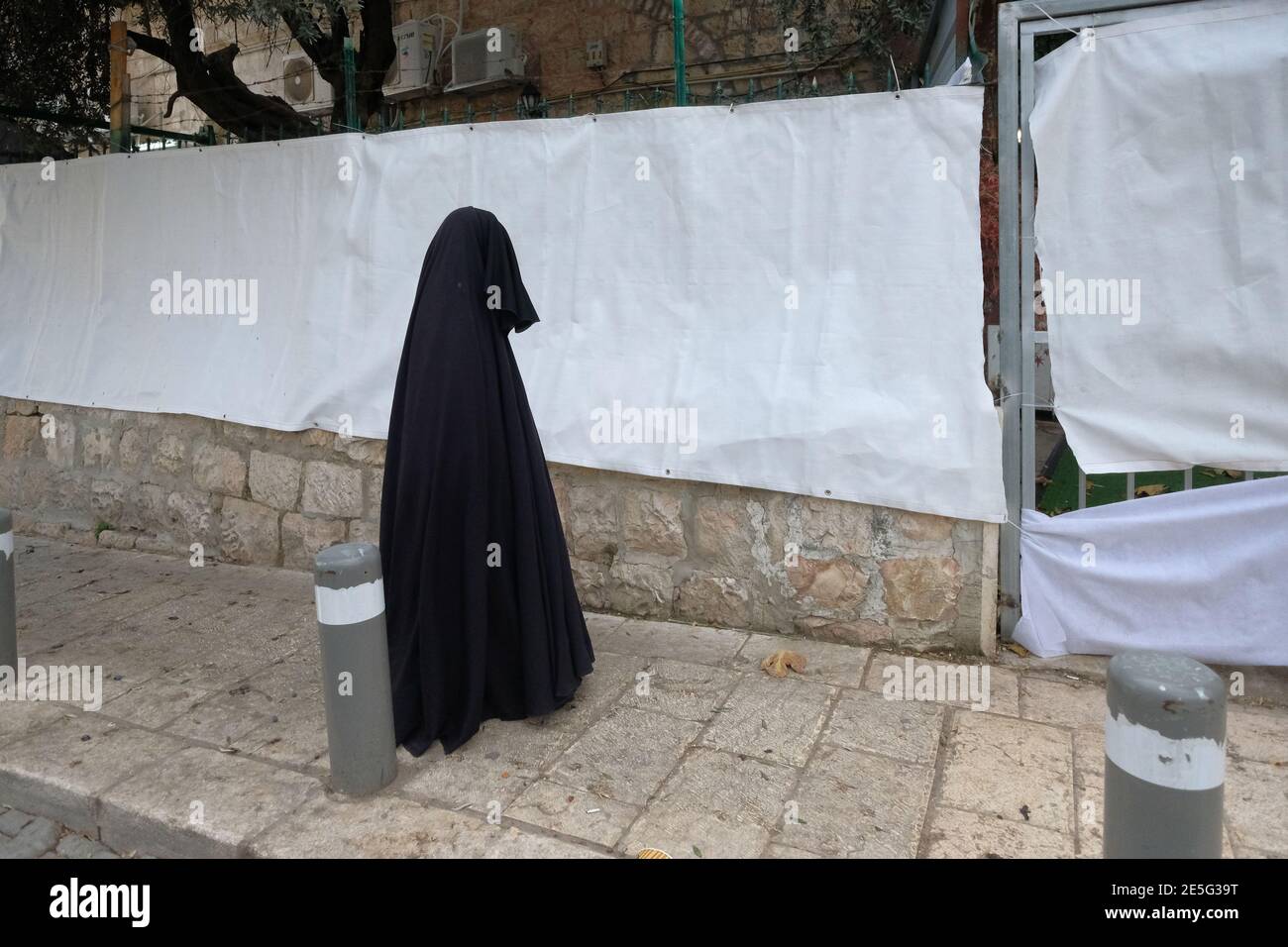 Un membre de la secte Haredi burqa aussi connue sous le nom de 'femmes ...
