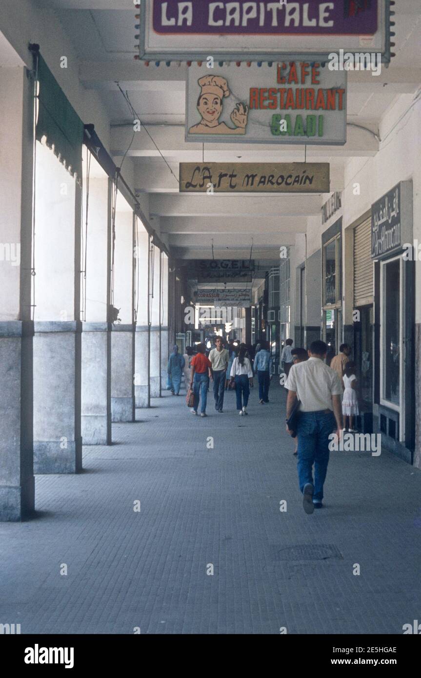 1984 Maroc rabat - Rabat rue à colonnades du maroc dans le centre de ...