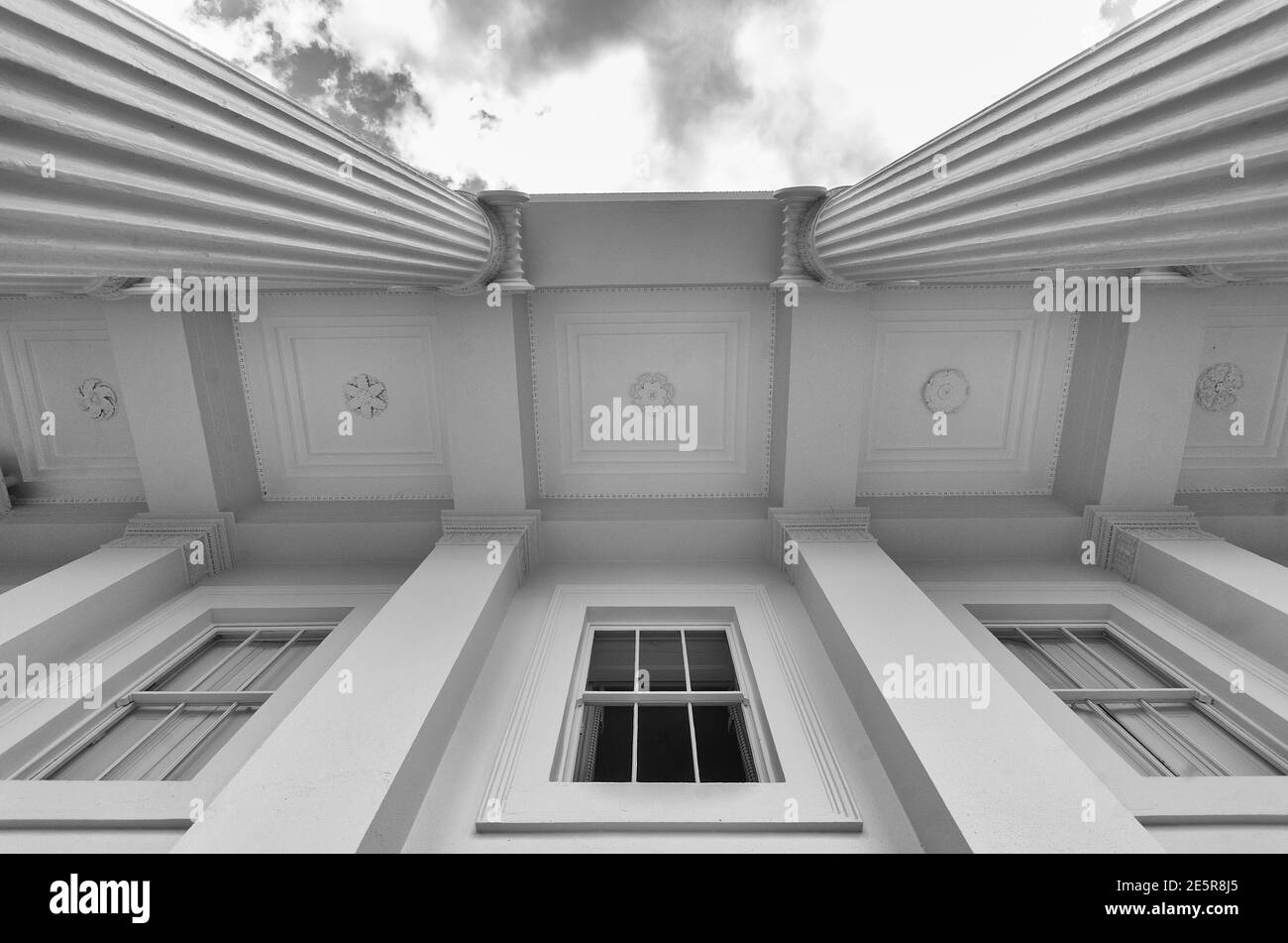 Pillared building Banque d'images noir et blanc - Alamy