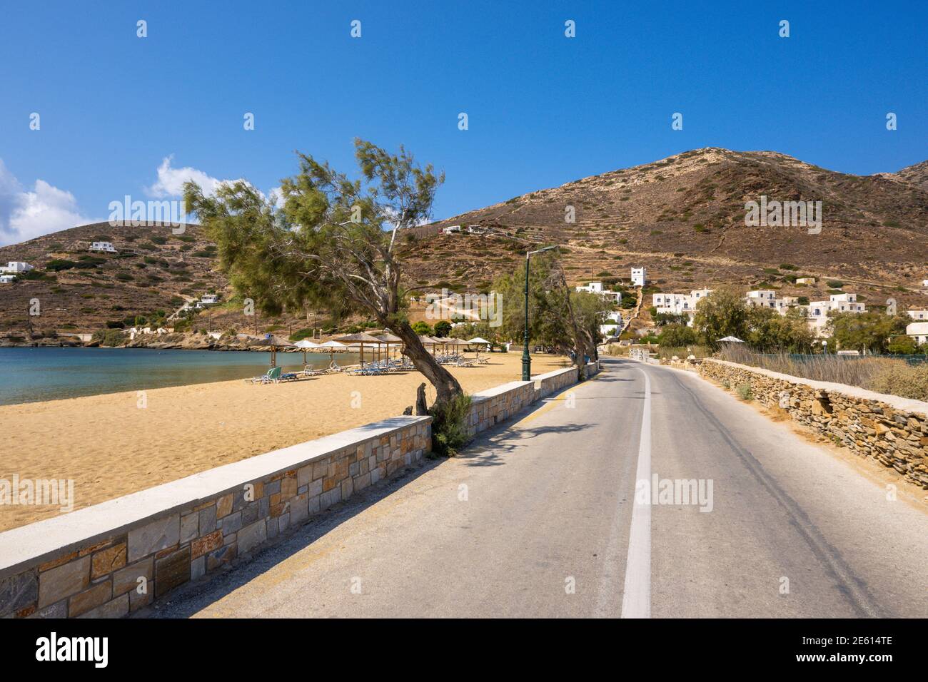 La route le long de la plage de Gialos au port d'iOS. Cyclades, Grèce ...
