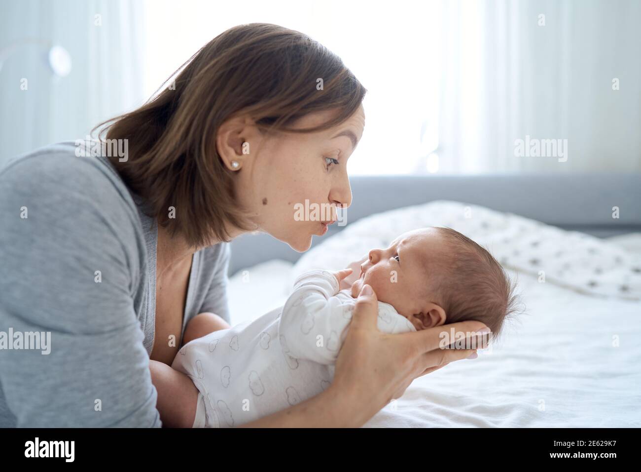 Gros Plan Dun Bébé Garçon Dun Mois Allongé Sur Le Lit Et Jouant Avec 7341