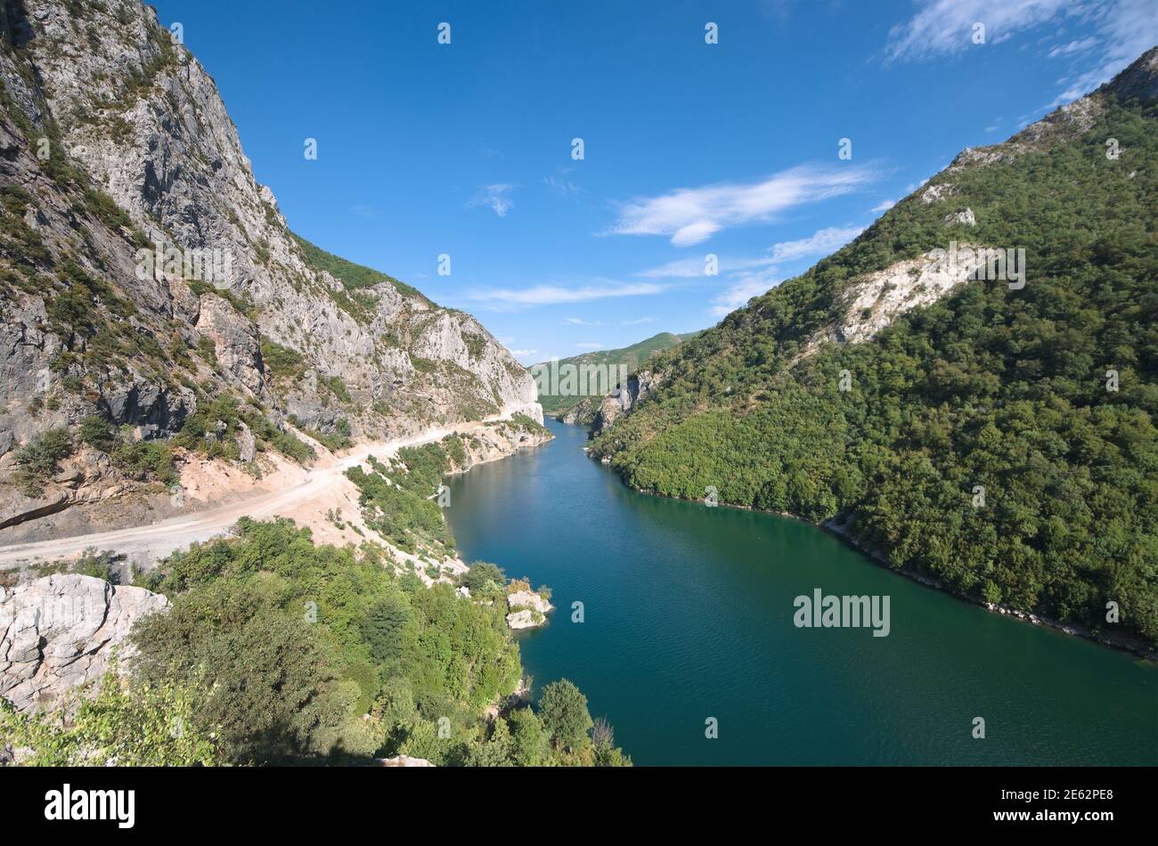 Lake komani Banque de photographies et d’images à haute résolution - Alamy