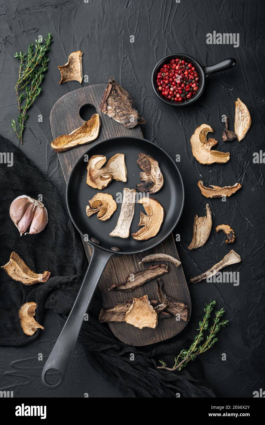 Champignons sauvages séchés dans une poêle à frire en fonte, sur fond ...