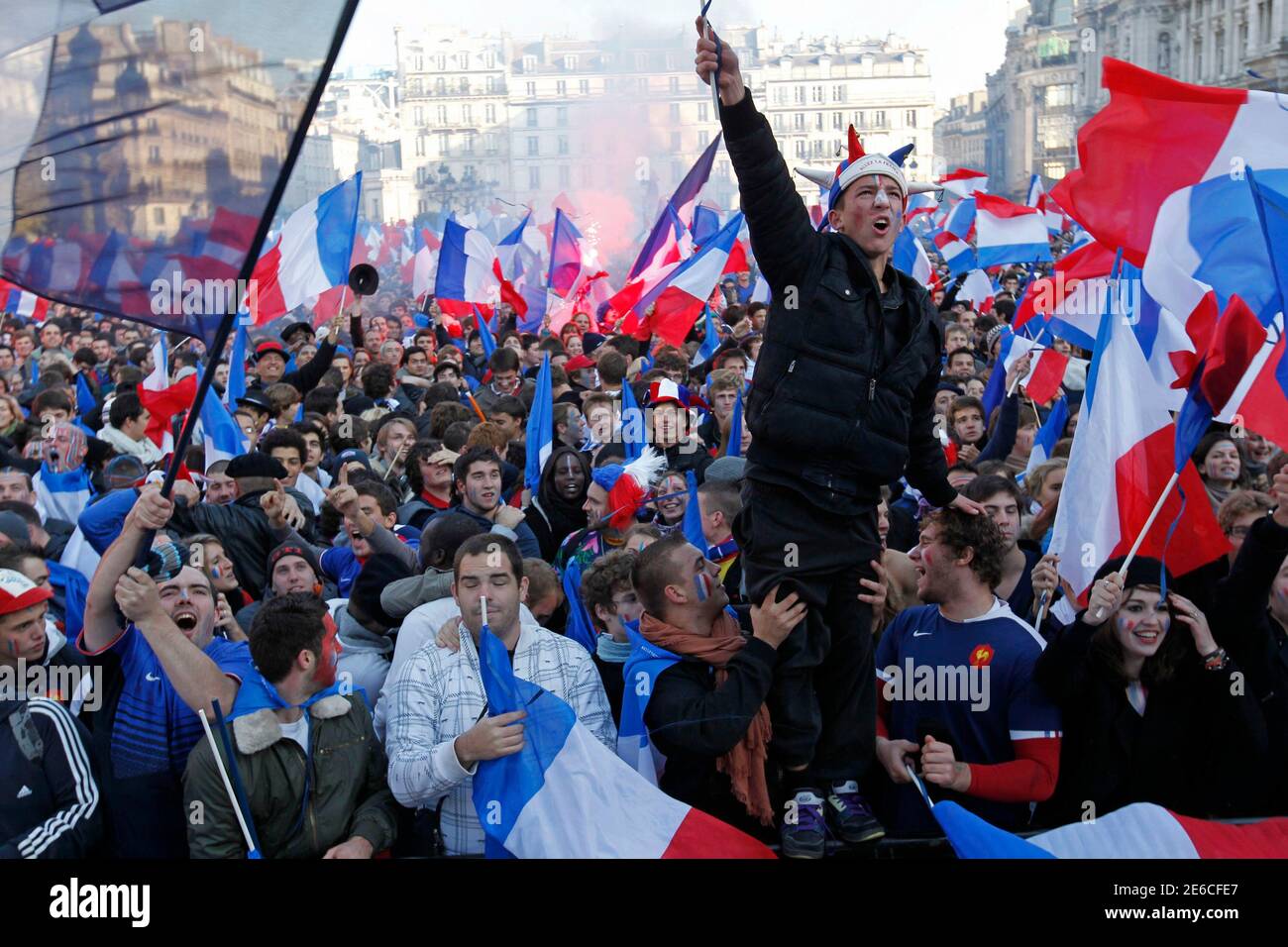 Les fans de l'équipe française de rugby réagissent en regardant une ...