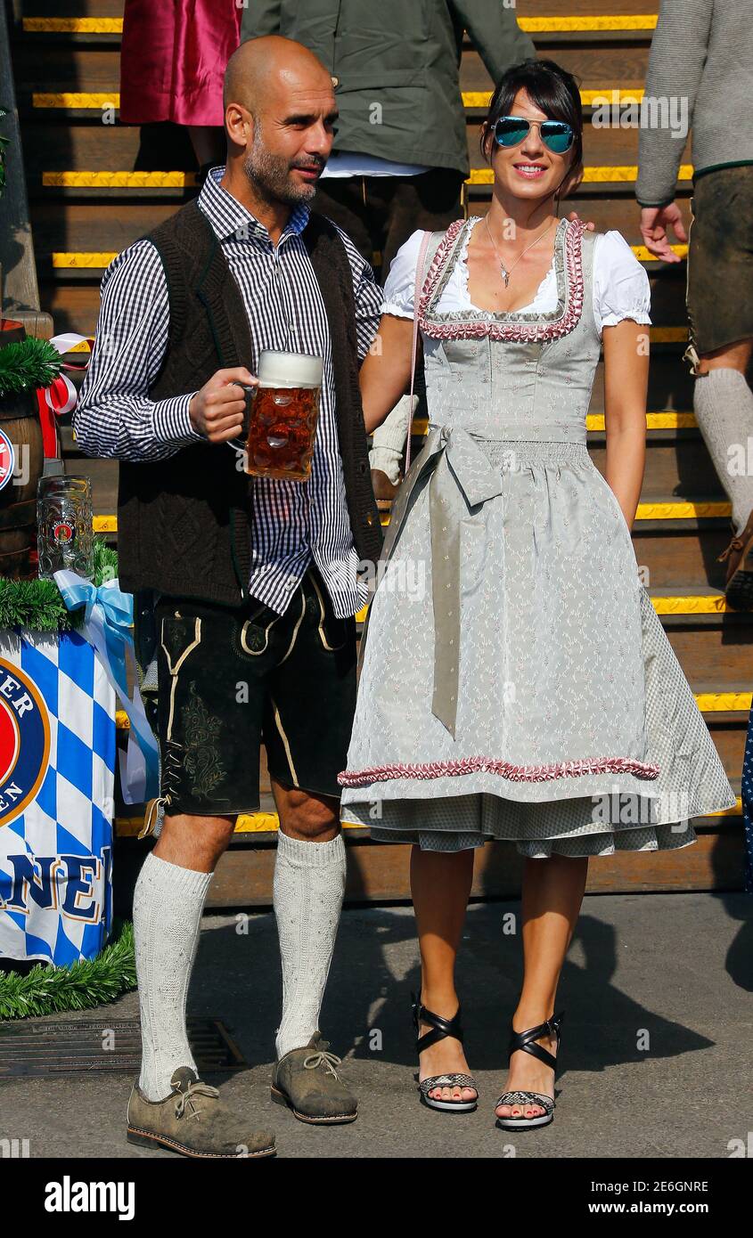 Pep Guardiola And Wife Cristina Banque d'image et photos - Alamy