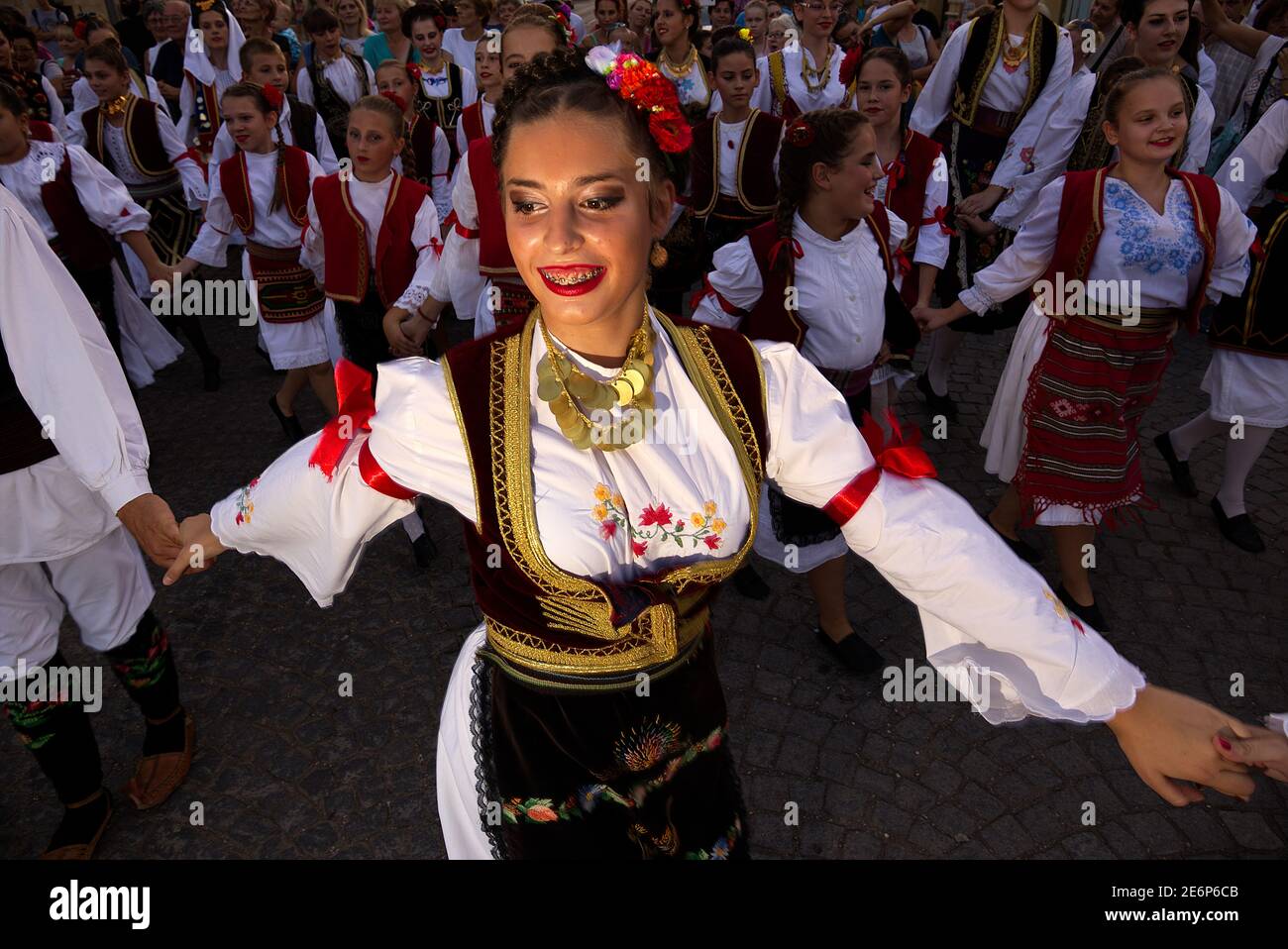 Kolo Dance Banque d'image et photos - Alamy