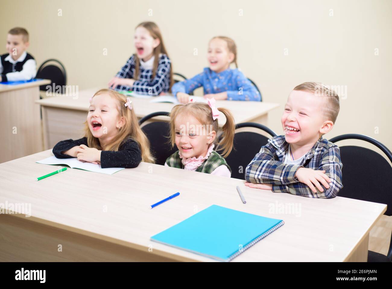 Les enfants sont des élèves ensemble dans une salle de classe à l'école ...
