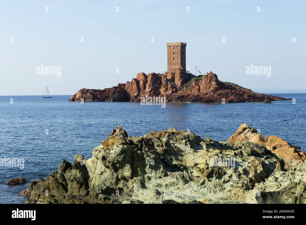 France, Var, Saint Raphaël, l'île d'Or vers le Dramont moderne de l'île ...