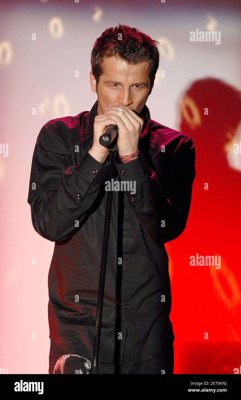 Le chanteur Jeremy Amelin joue en direct sur scène lors des répétitions ...