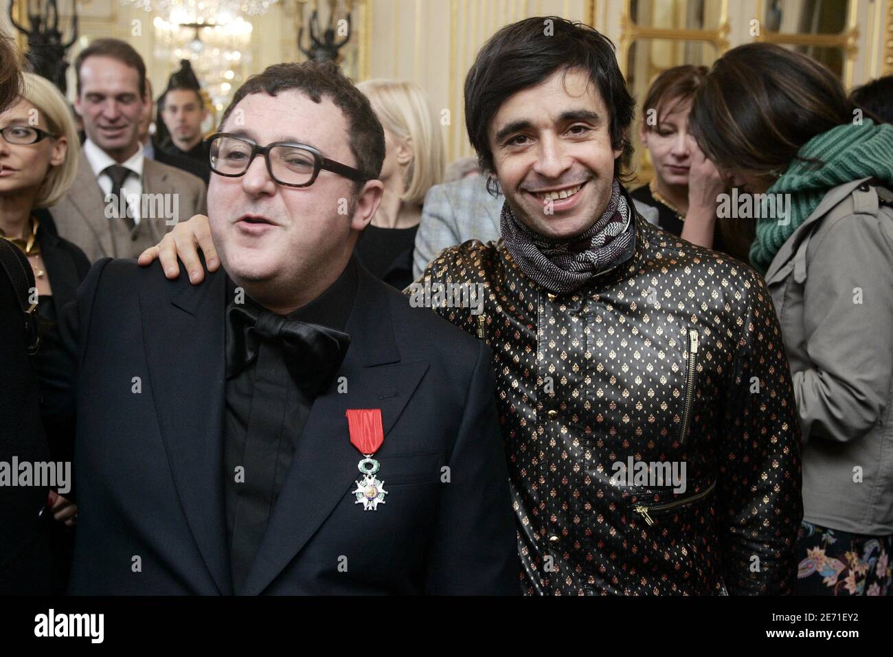 Le couturier israélien Alber Elbaz pose avec son ami Ariel Wizman après ...