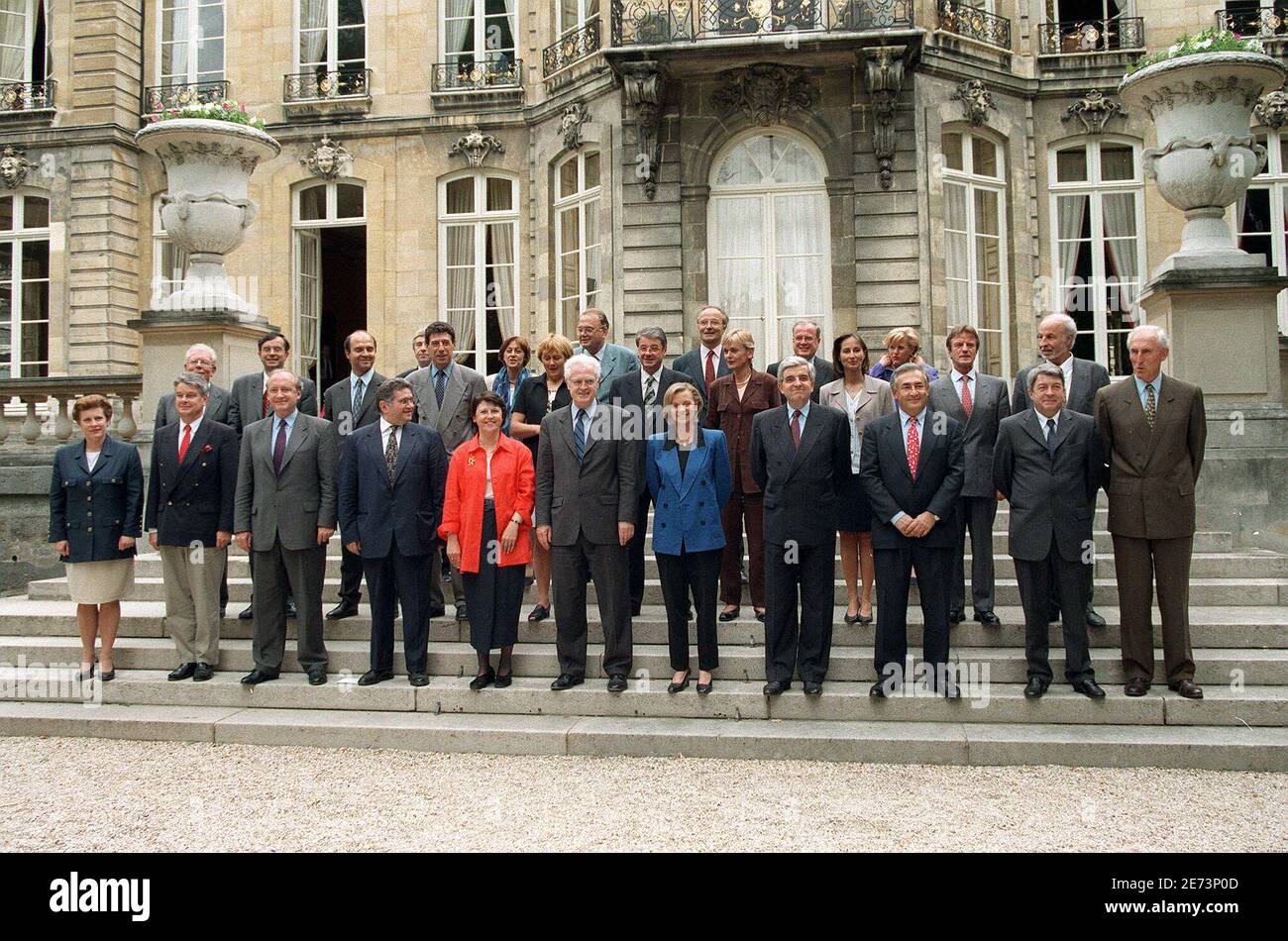 Le Premier ministre français Lionel Jospin pose avec son nouveau ...