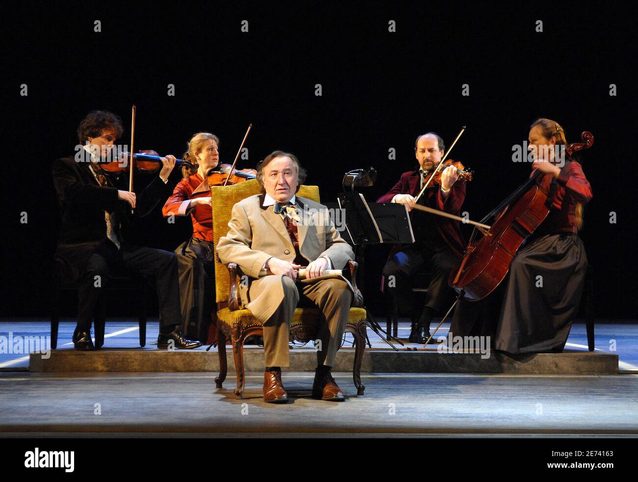 L'acteur français Jean-François Balmer et le 'Quatuor Ludwig' (de L à R ...