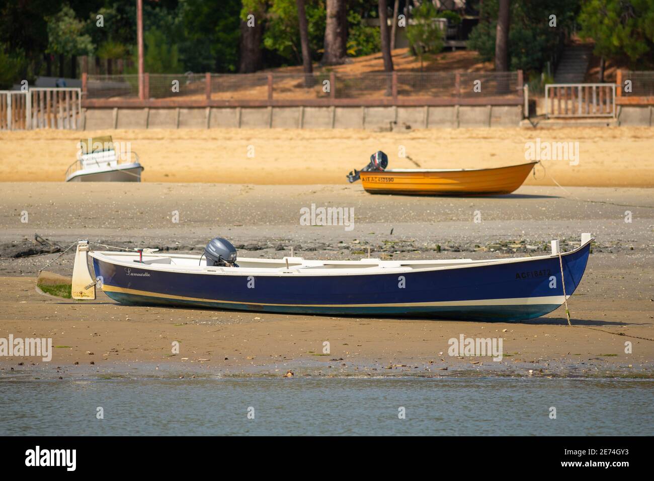 Le bateau Pinasse traditionnel est enaché sur une rive de sable dans la ...