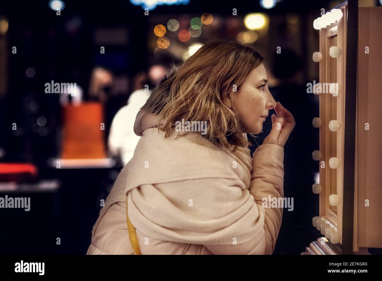 Femme debout devant un miroir Banque de photographies et d’images à haute résolution - Alamy