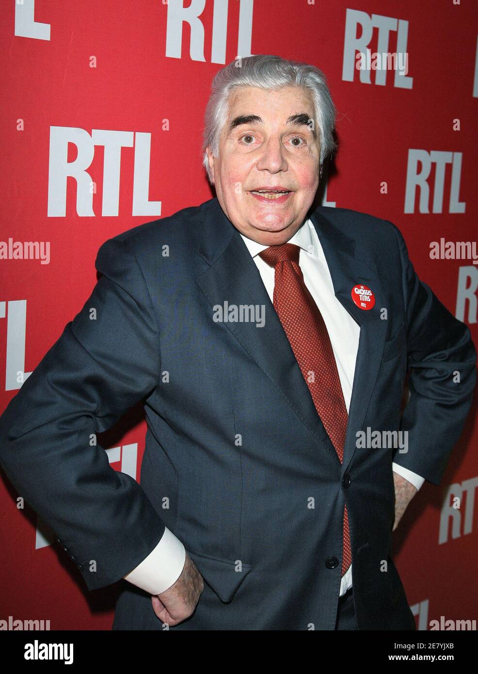 Roger Pierre arrive à la fête de célébration de la radio française RTL ...