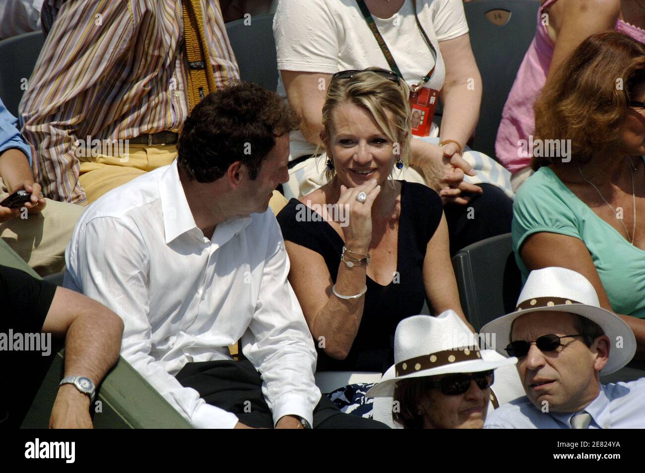 Le présentateur français de télévision Pierre Sledge et sa femme Sophie ...