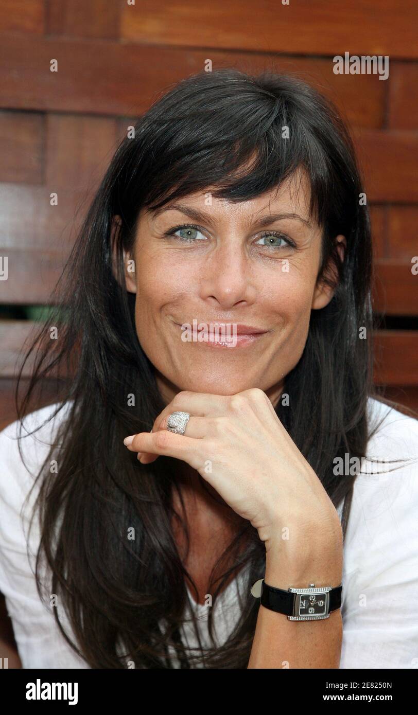 EXCLUSIF. L'actrice française Astrid Veillon pose dans le 'Village', la ...